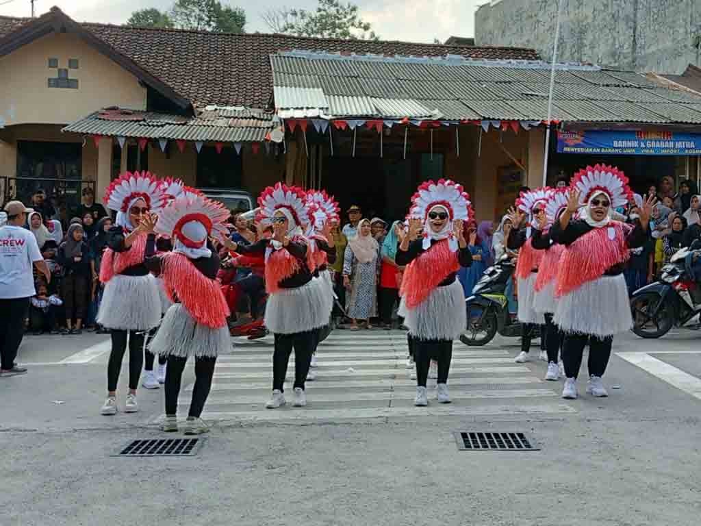 Menarik, Lomba Gerak Jalan Kreatif Warga Desa Jatinegara