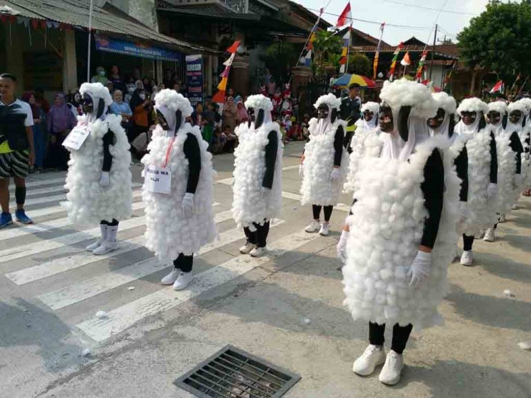 Menarik, Lomba Gerak Jalan Kreatif Warga Desa Jatinegara