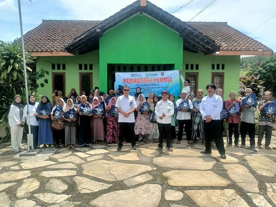 Perhutani KPH Telawa Berikan Sembako Kepada Warga Sekitar Hutan